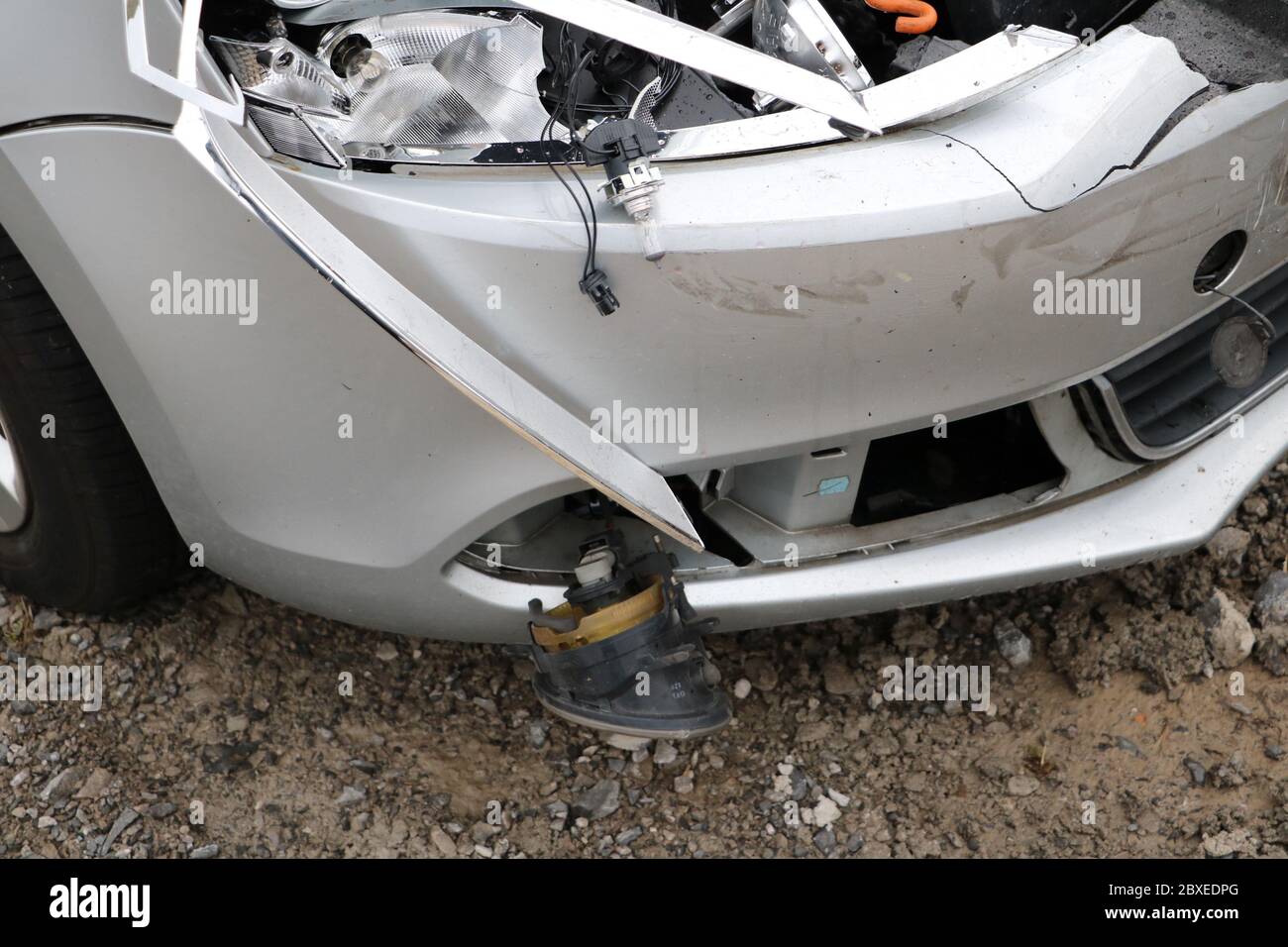 Wrecked car bumper and headlight close-up, Tennessee Stock Photo - Alamy