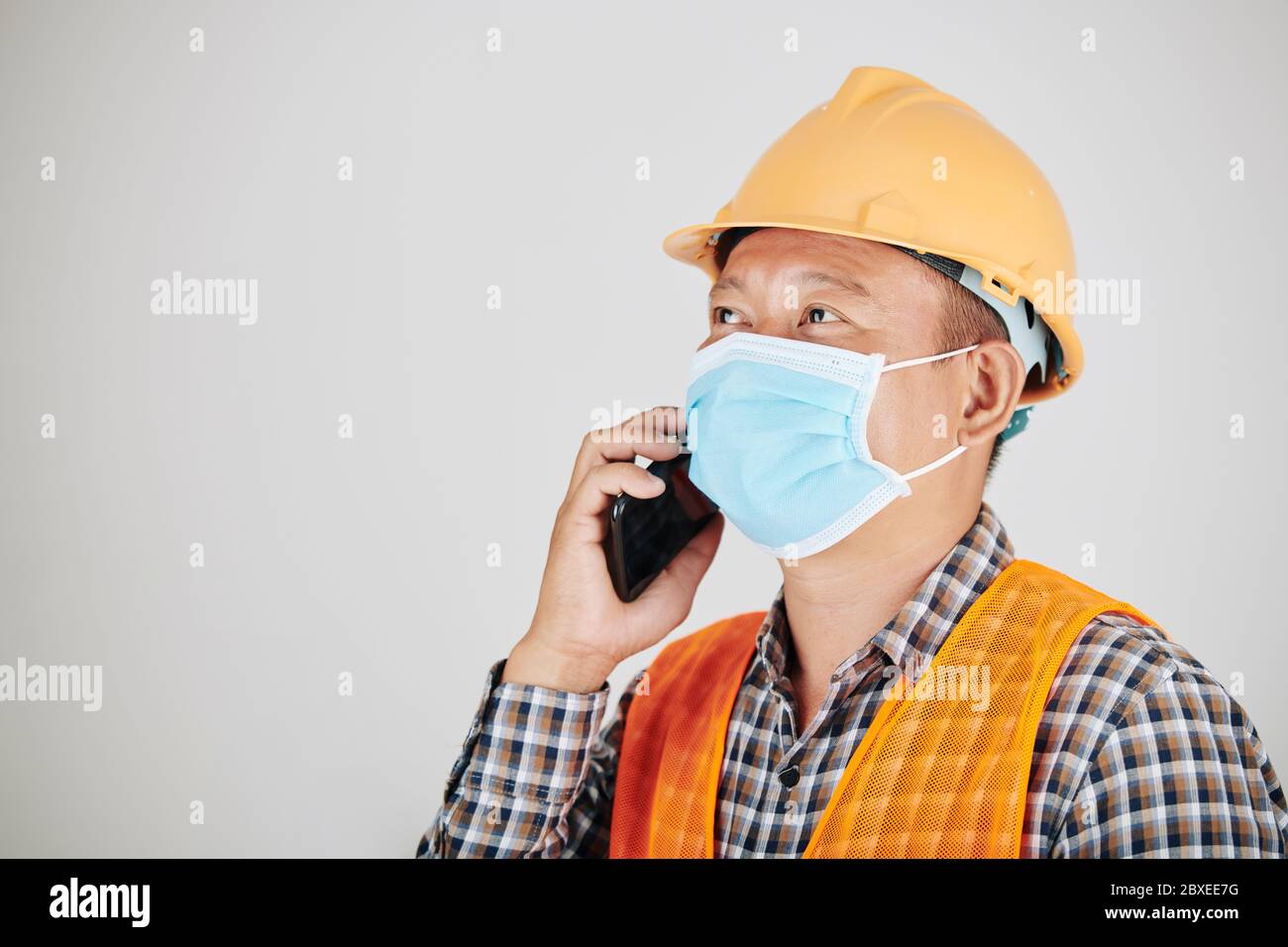 Construction worker calling architect hi-res stock photography and images - Alamy