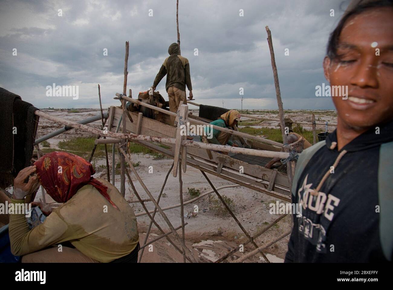 Gold sluice box hi-res stock photography and images - Alamy