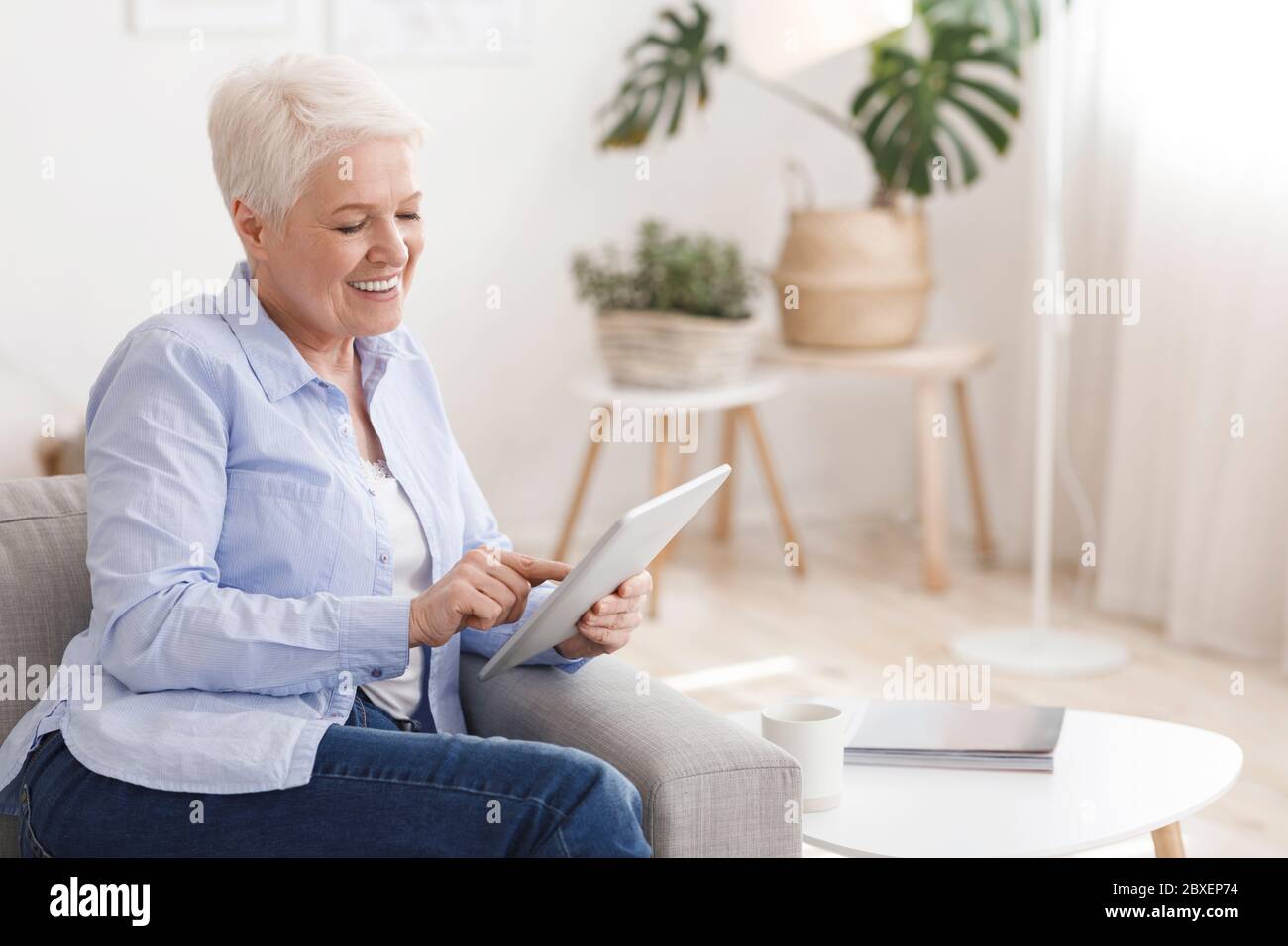 Lady granny technology hi-res stock photography and images - Alamy