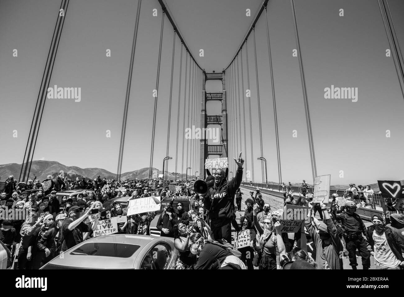 Crowd golden gate bridge Black and White Stock Photos & Images - Alamy