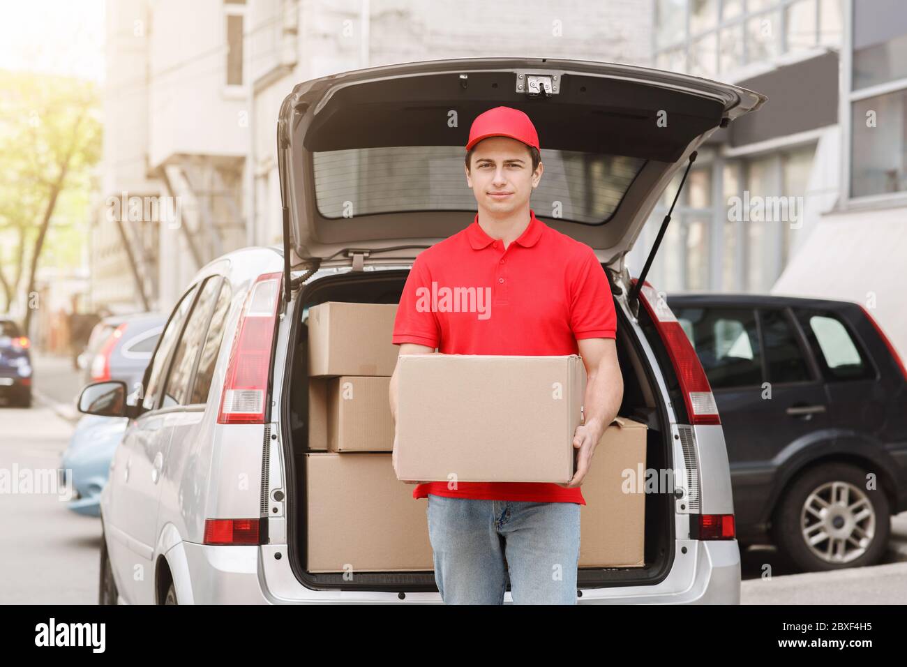 Deliver parcel hi-res stock photography and images - Alamy