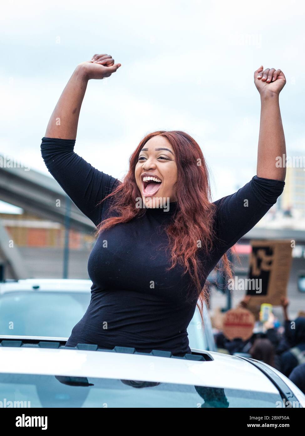 London, UK. 6th June, 2020. A lady cheers the protesters on from her ...