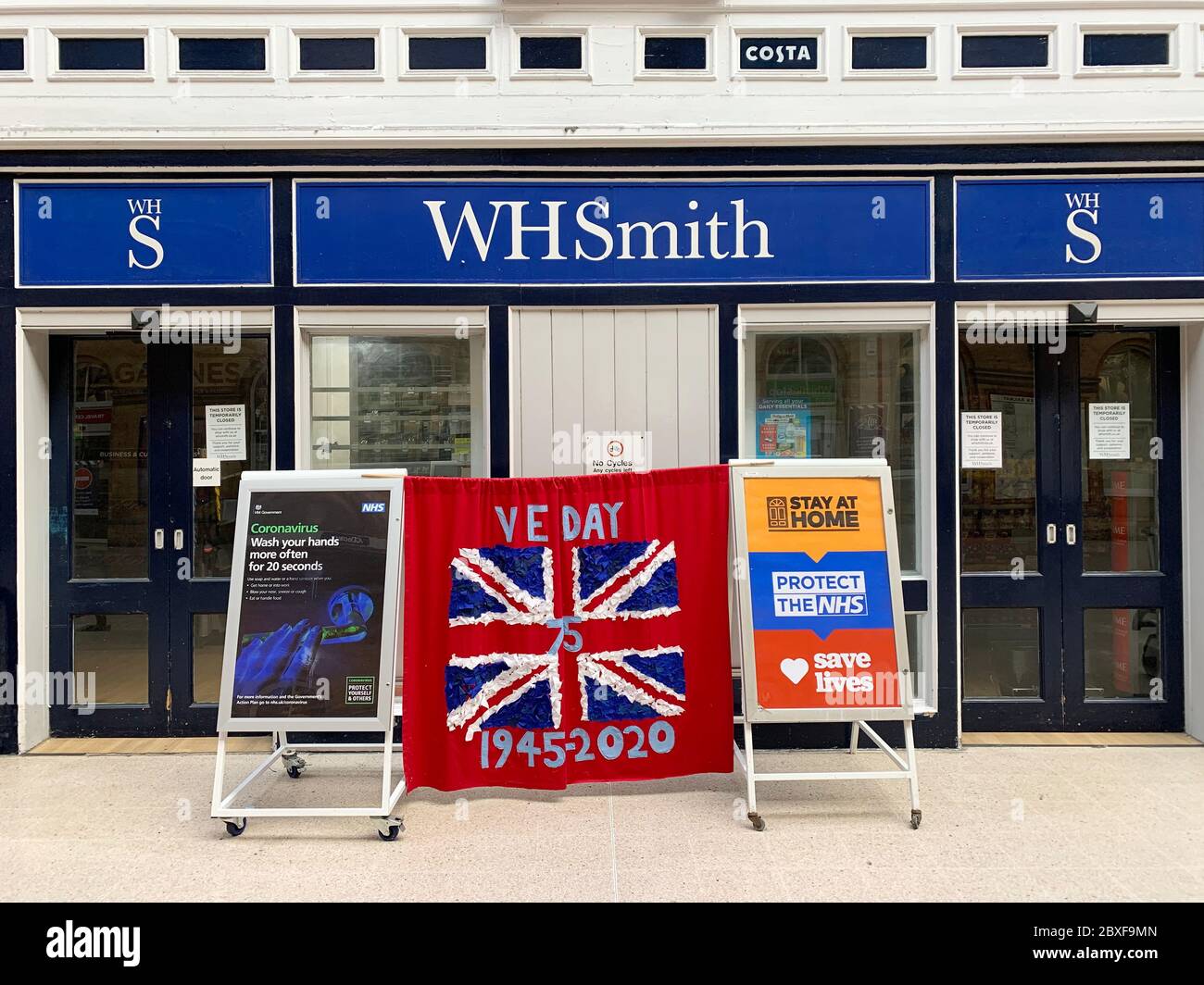 Wh smith station hi-res stock photography and images - Alamy