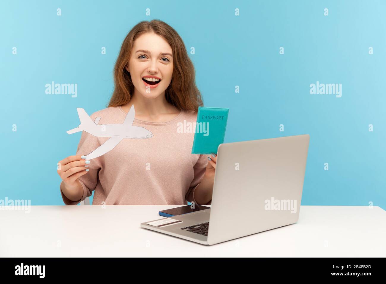 Airline ticket agent hi-res stock photography and images - Alamy