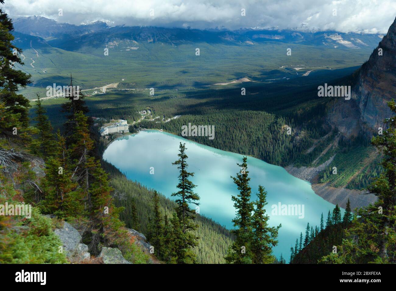 Lake Louise and Fairmont Chateau panoramic view from The Beehive, Banff ...