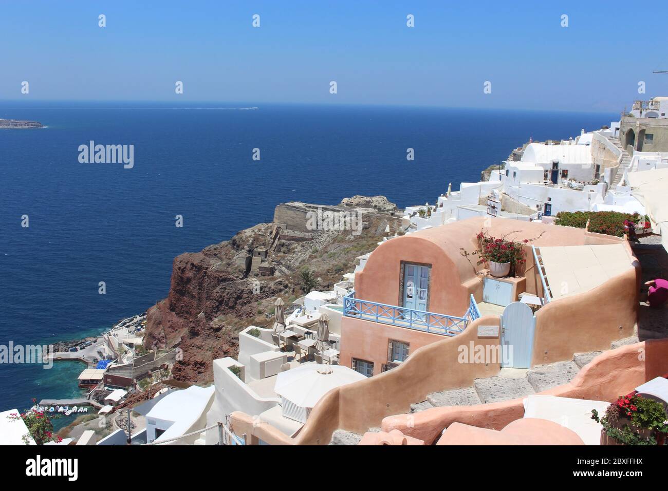 Greek pink house hi-res stock photography and images - Alamy