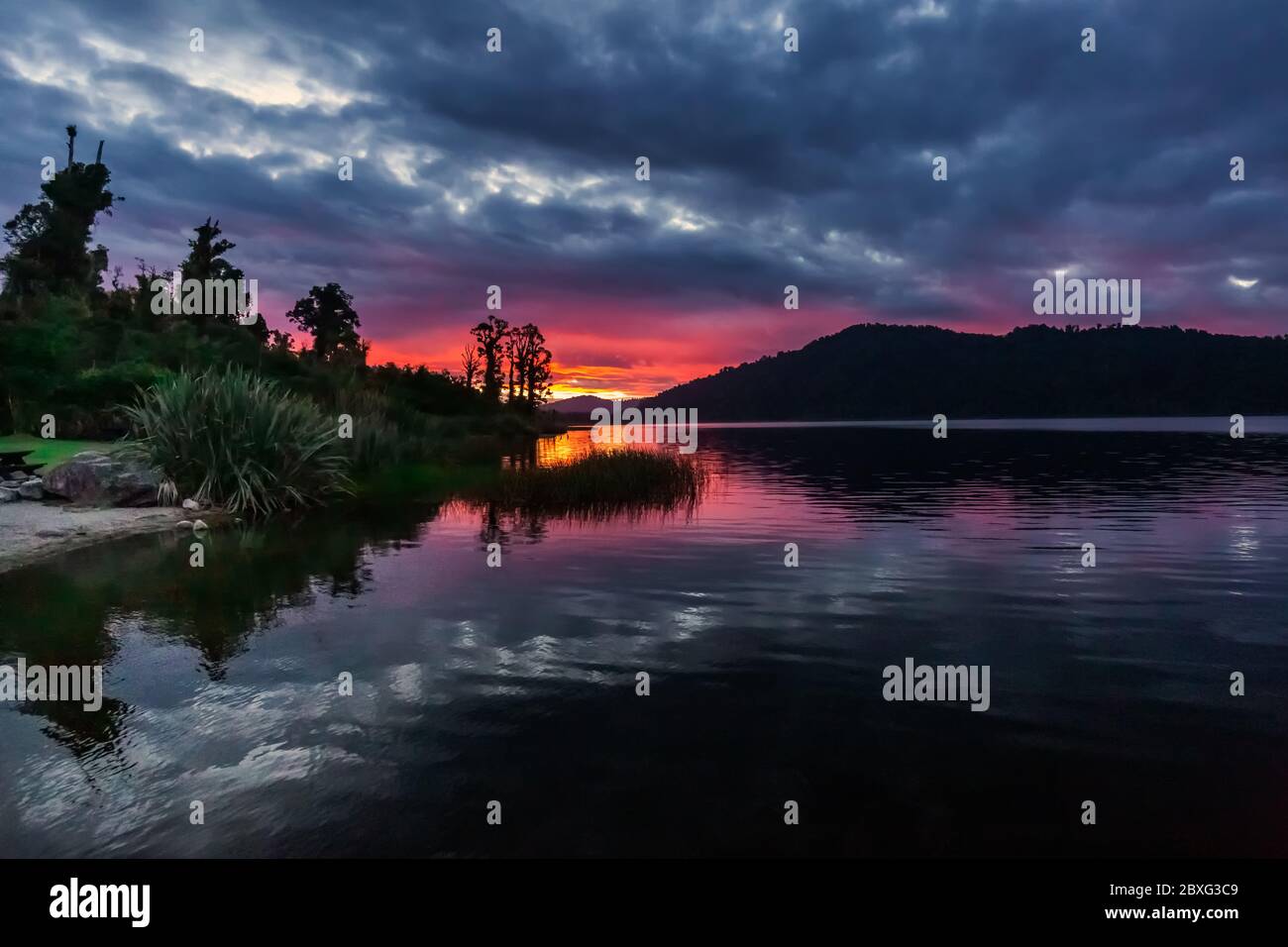 Lake Lanthe, Harihari, West Coast, New Zealand. Mirror lake landscape ...