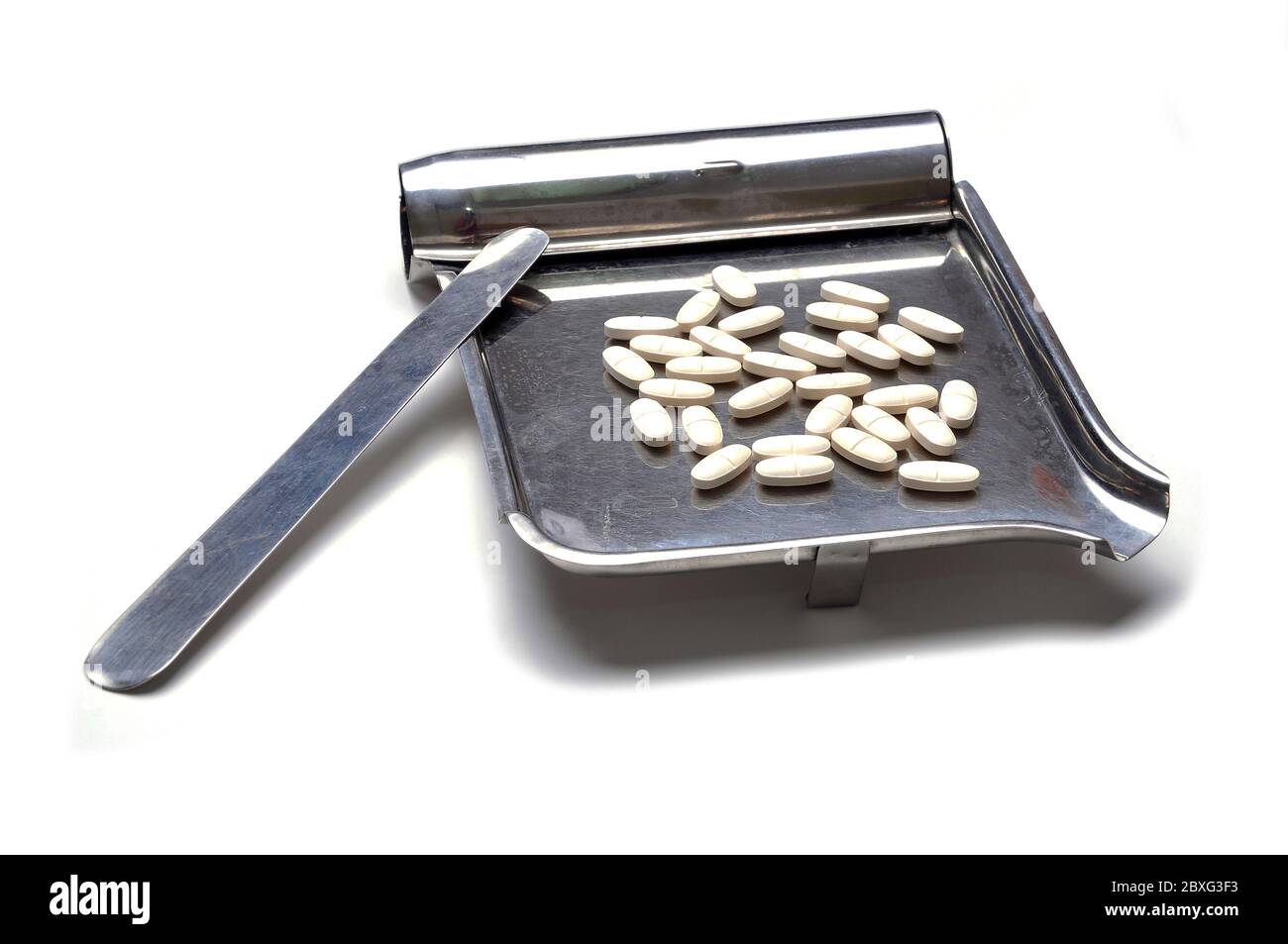 White pills on the medication counter tray Stock Photo - Alamy