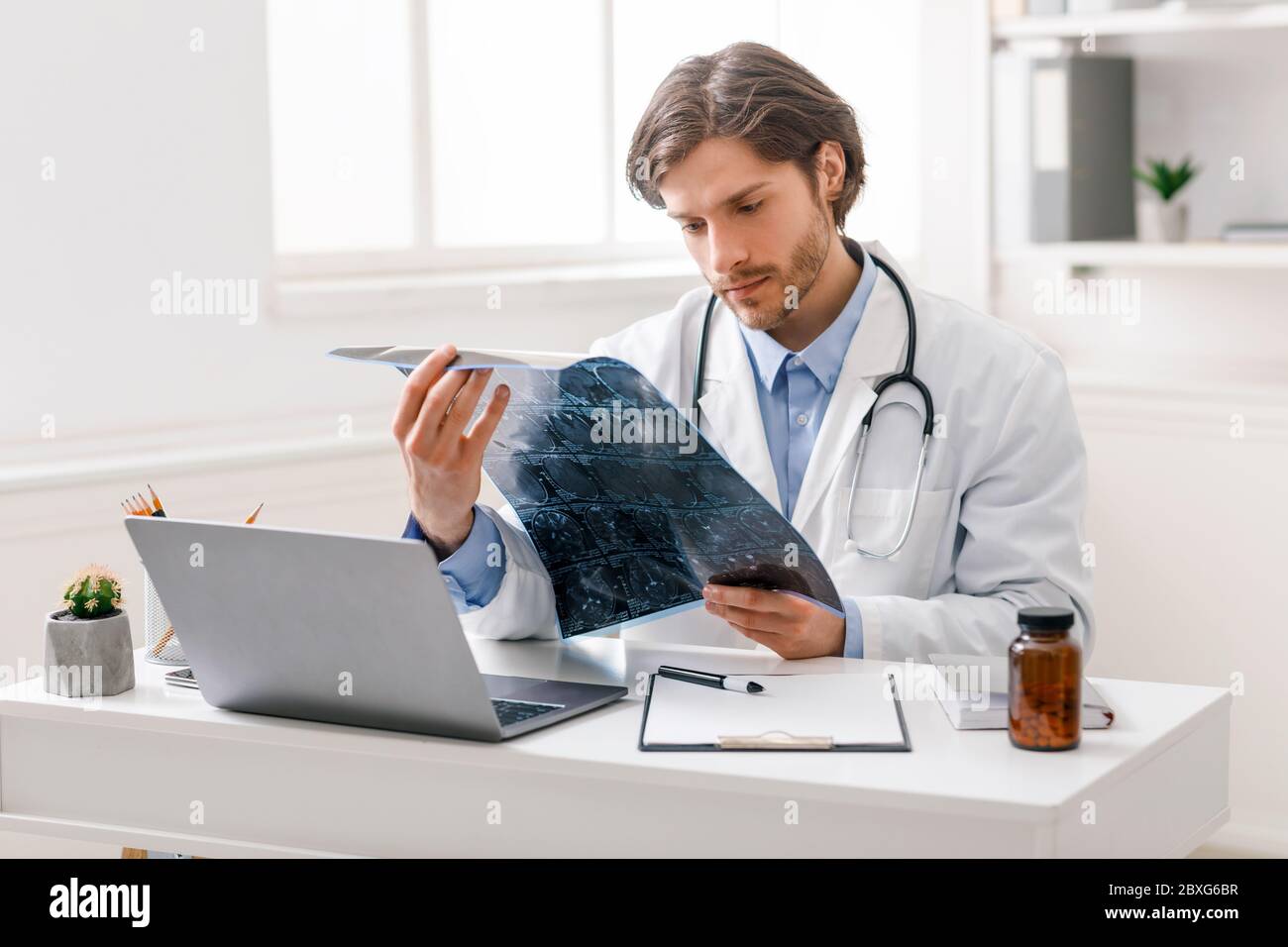 Doctor studying scan hi-res stock photography and images - Alamy