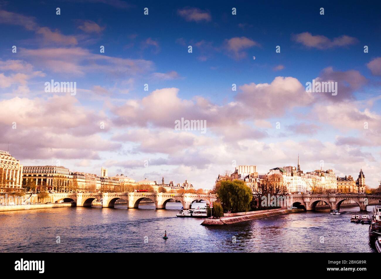 Paris docking station hi-res stock photography and images - Alamy