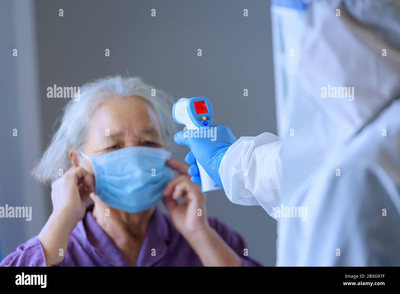 Doctor nurse holding thermometer hi-res stock photography and images ...