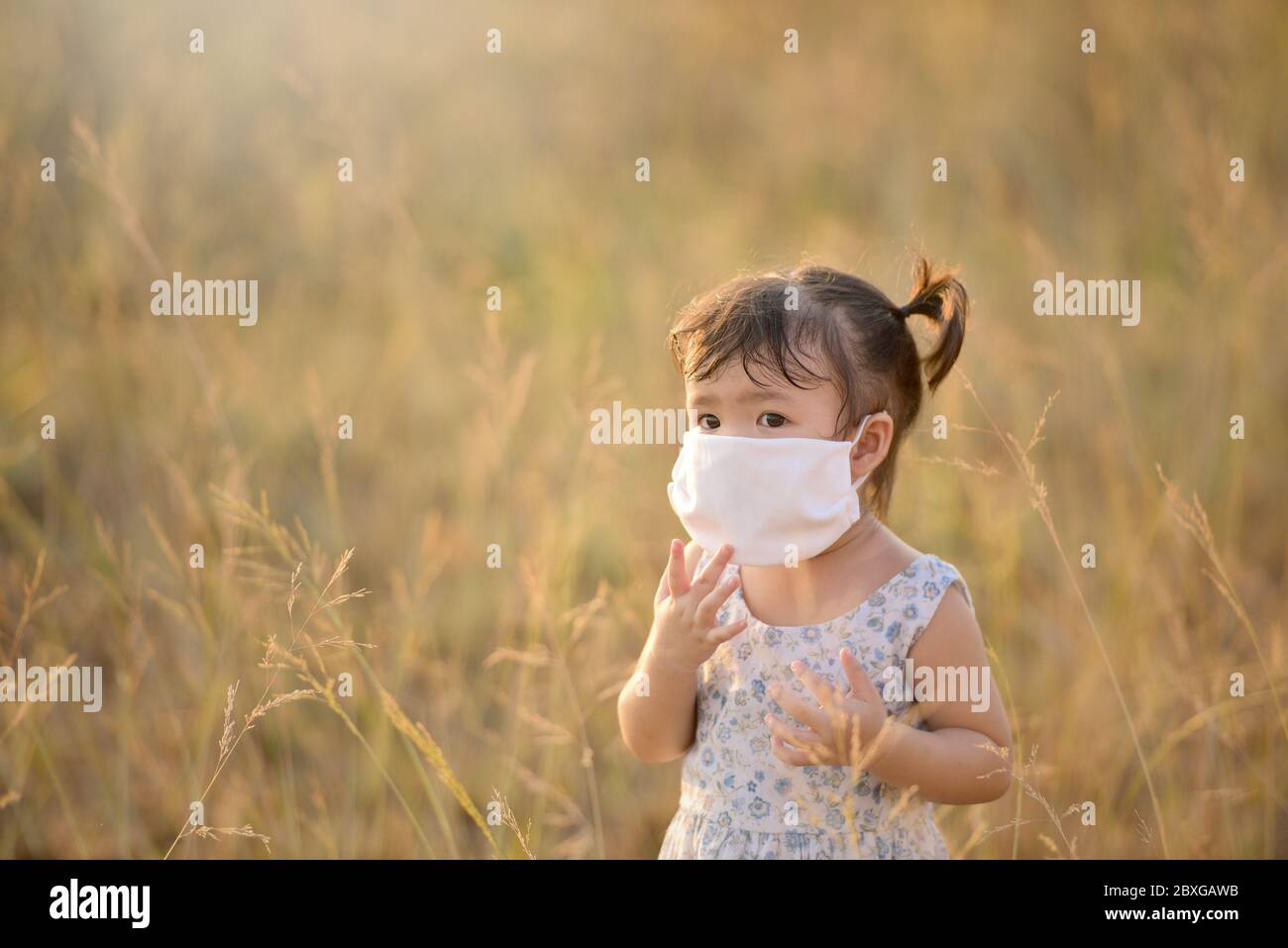 Girls with mask hi-res stock photography and images - Alamy