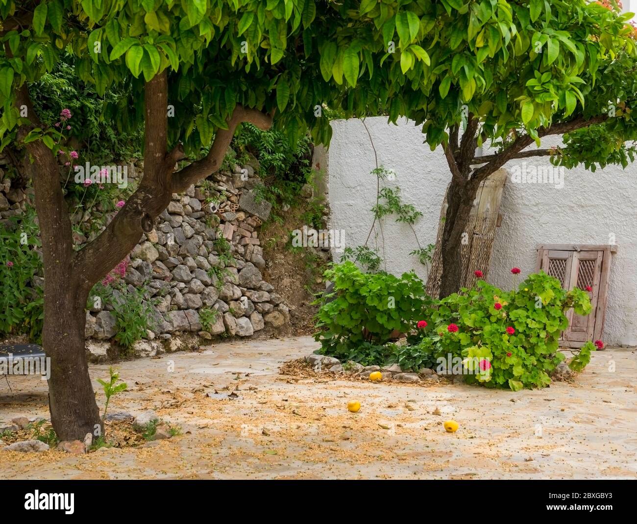 Spanish courtyard hi-res stock photography and images - Alamy