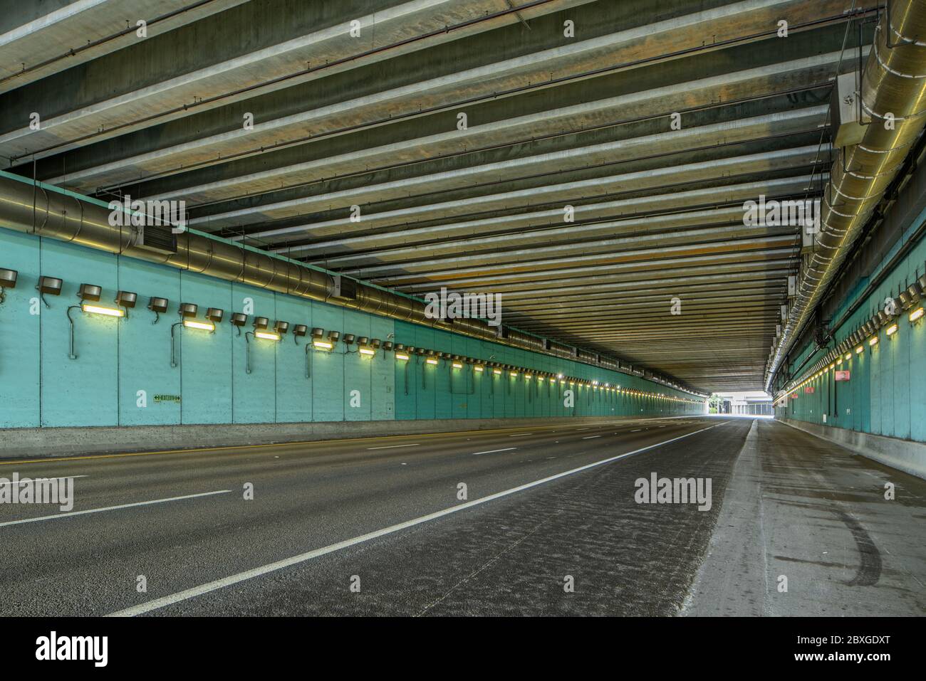 Photo under Fort Lauderdale Airport runway road US1 Stock Photo - Alamy