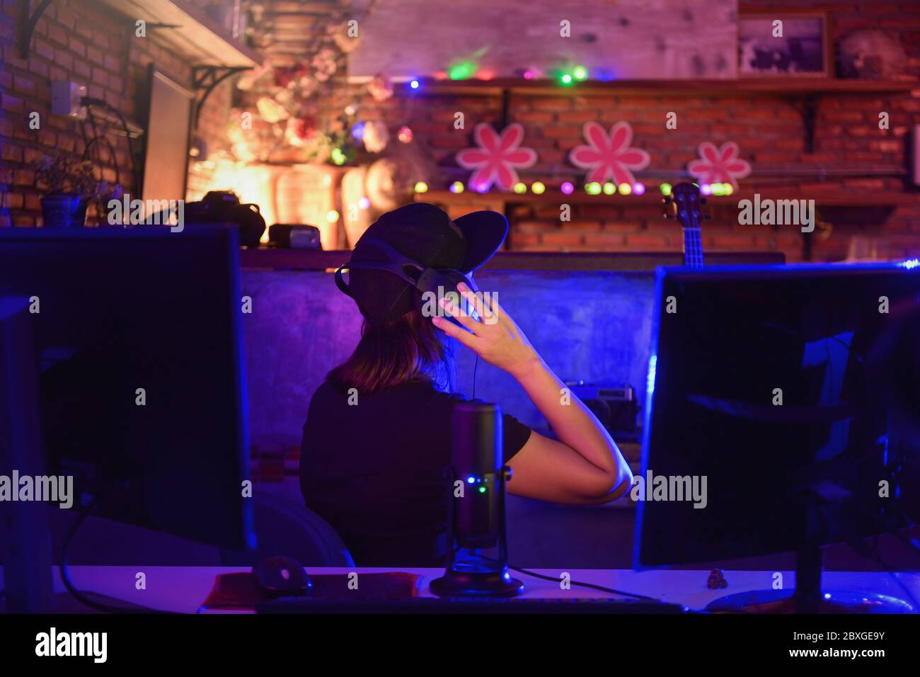 Live streaming influencer woman hi-res stock photography and images - Alamy