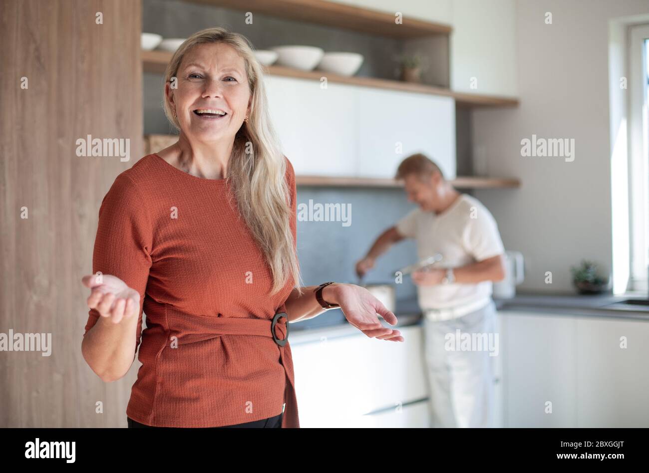 friendly sweet woman inviting to her kitchen Stock Photo - Alamy