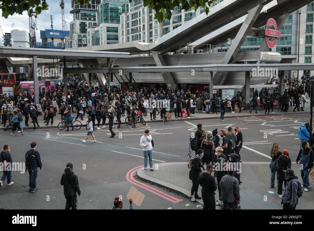 Train station overcrowded london tube hi-res stock photography and ...
