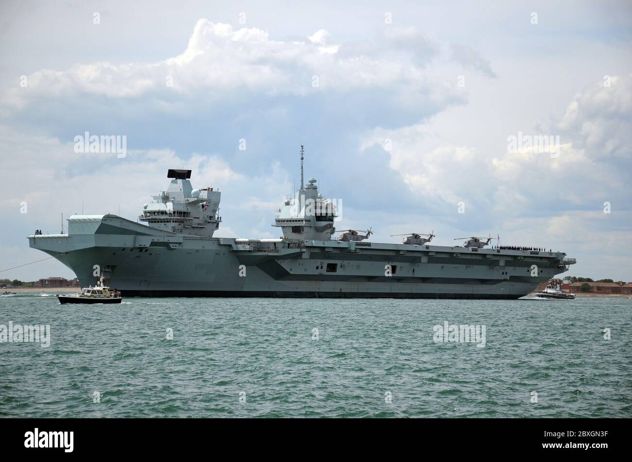 London, UK. 7th June, 2020. Crowds gather to watch HMS Queen Elizabeth ...