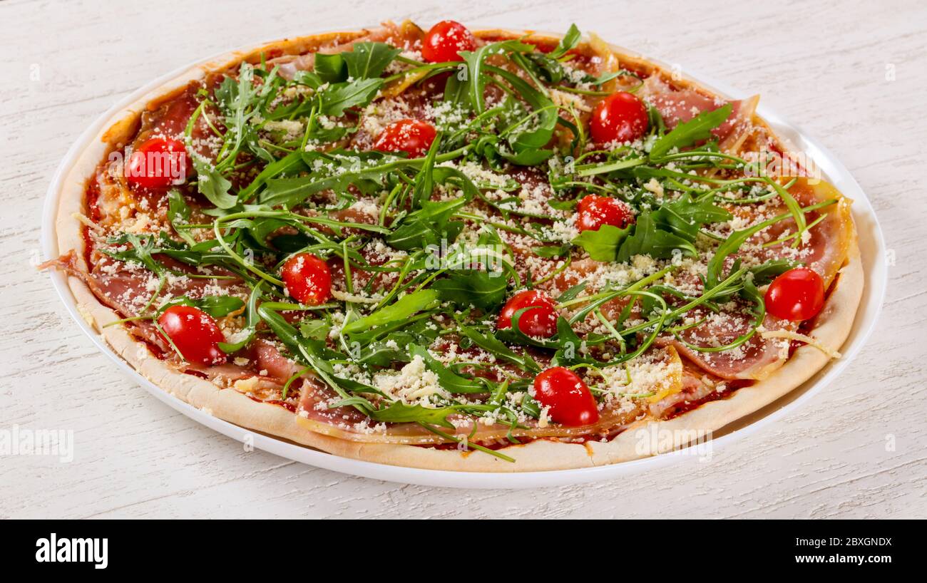 Pizza with hamon and ruccola Stock Photo - Alamy