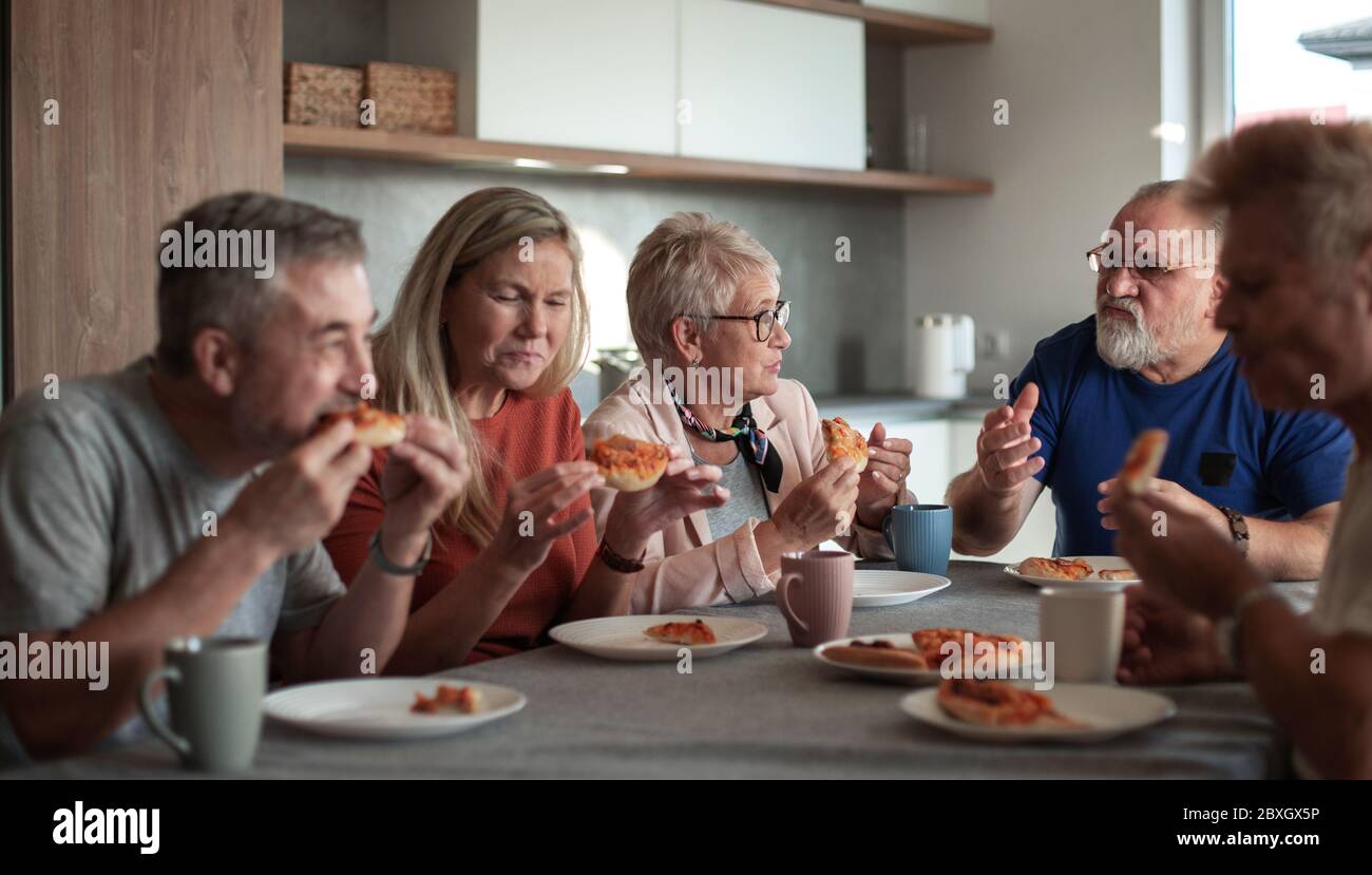 Elderly friends eating group hi-res stock photography and images - Alamy