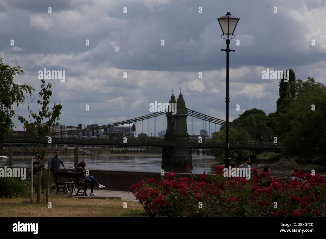 Hammersmith Bridge and the river Thames from Furnival Gardens ...