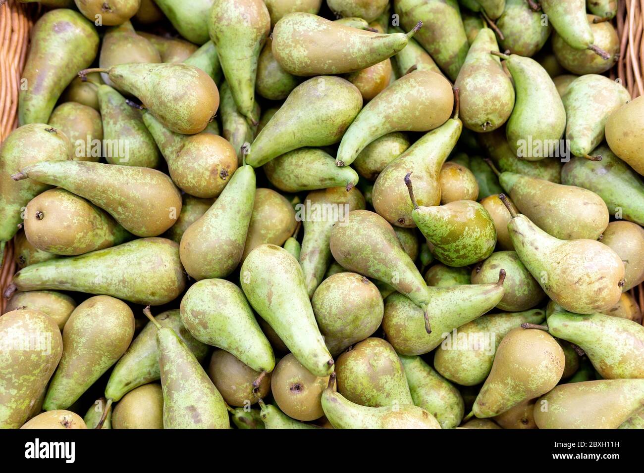 Pears are harvested in the background on the shelves in the supermarket ...