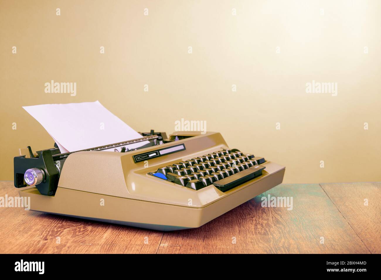 Old fashioned beige typewriter Stock Photo - Alamy