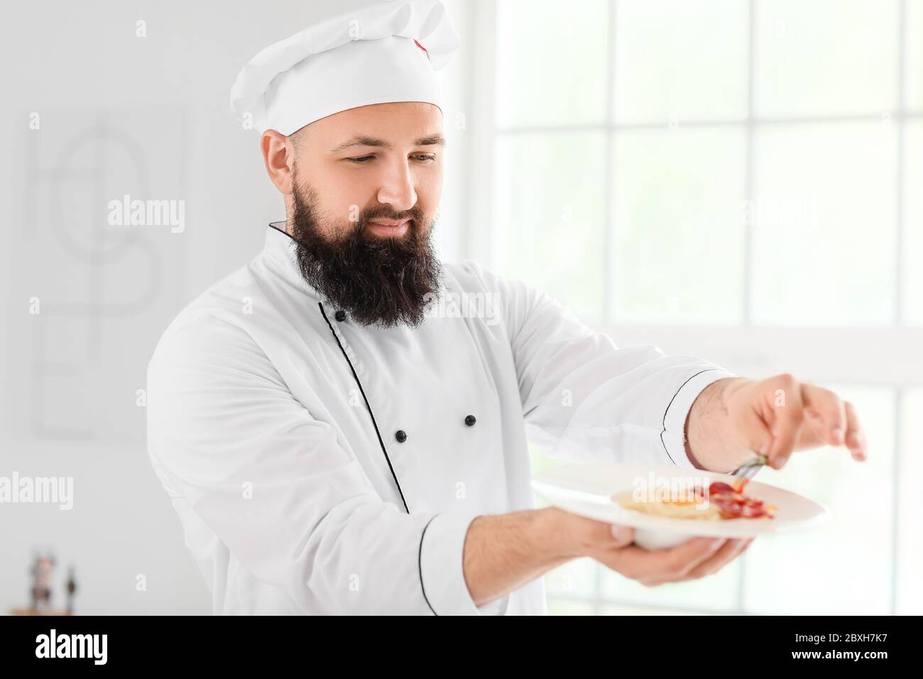Male chef with tasty pasta carbonara in kitchen Stock Photo - Alamy