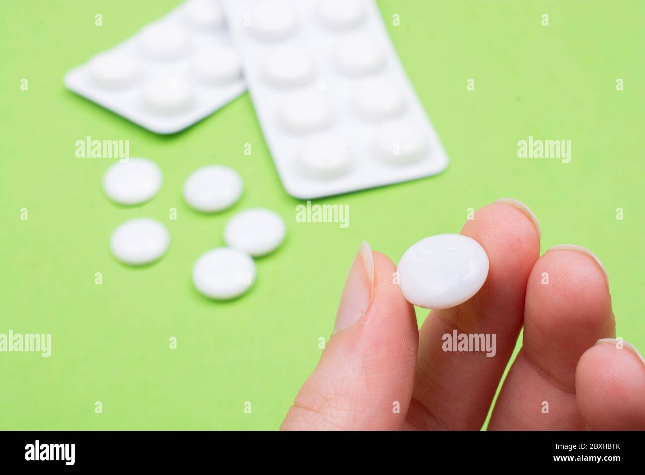 White pill in hand. Container Pharmacy Stock Photo - Alamy