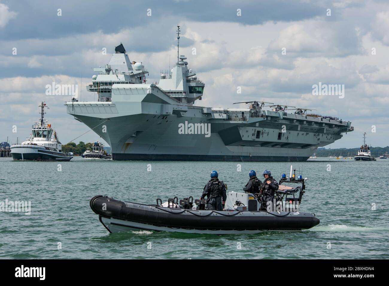 The Royal Navy aircraft carrier HMS Queen Elizabeth (R08) leaving ...