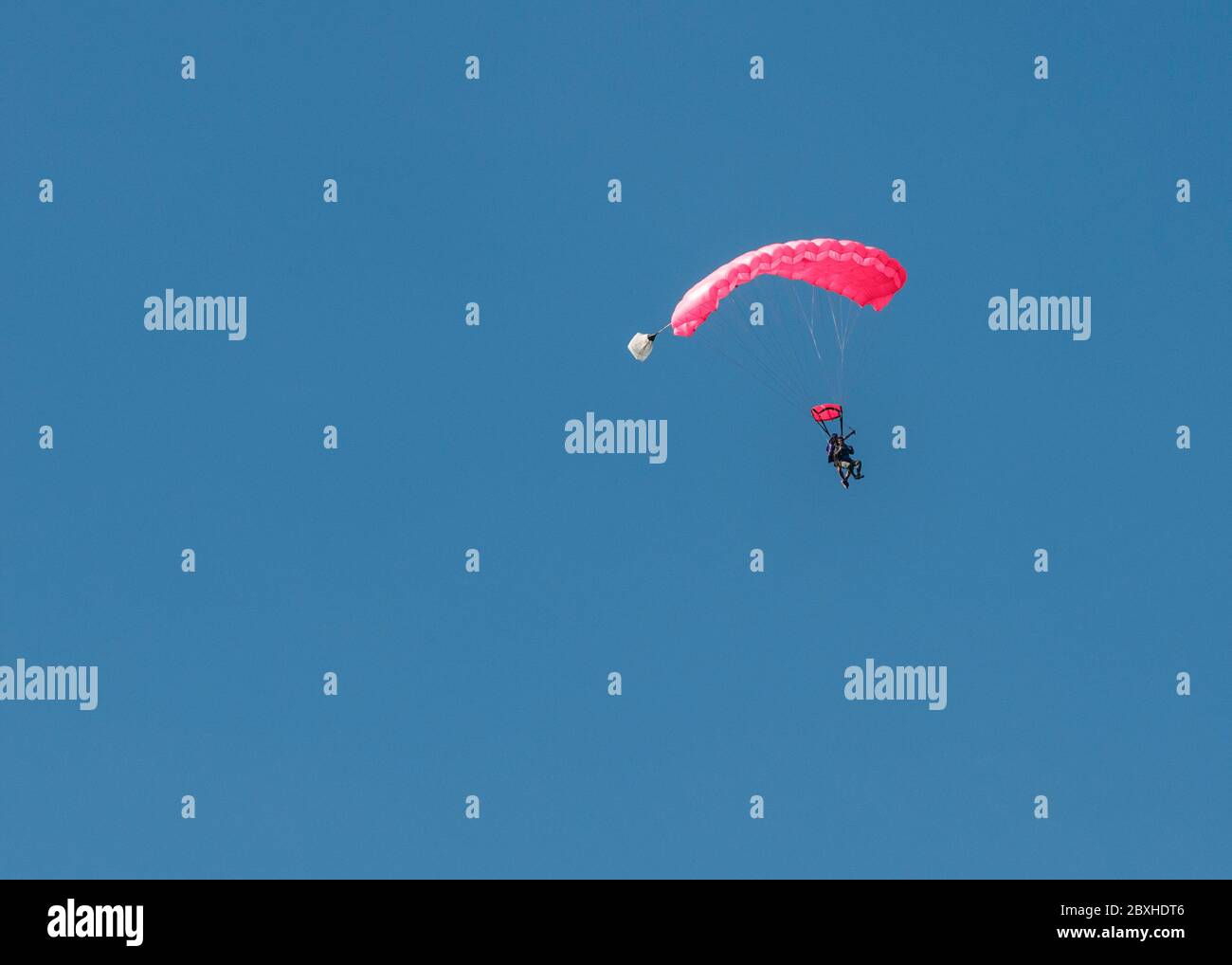 Tandem skydivers hi-res stock photography and images - Alamy