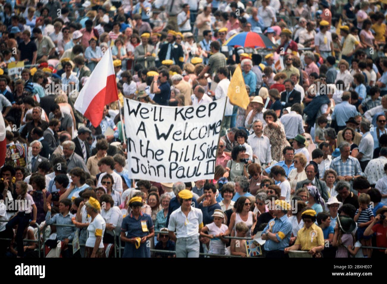 The congregation welcoming Pope John 11 Ninian Park Cardiff 1982 Stock ...