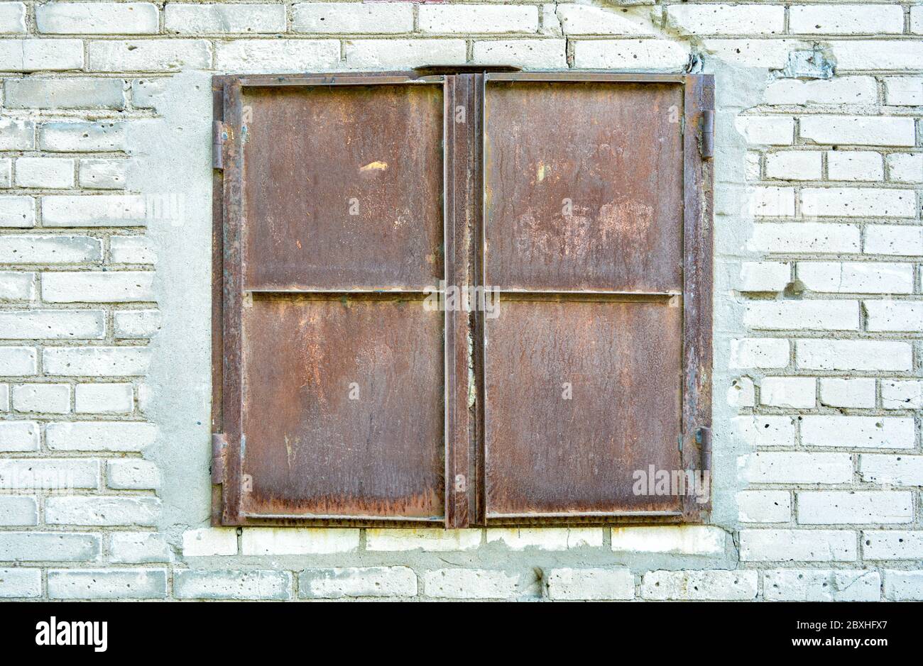 Partially closed door hi-res stock photography and images - Alamy