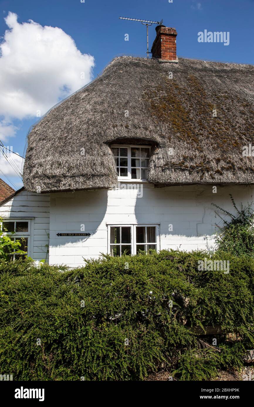 Old english cottage hi-res stock photography and images - Alamy
