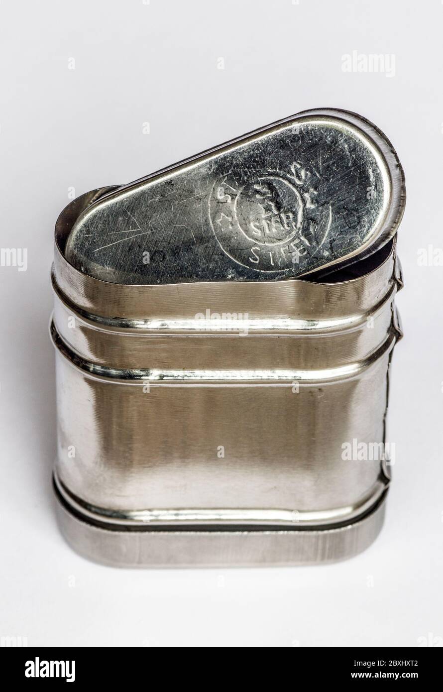 Indian khaini tin Stock Photo - Alamy