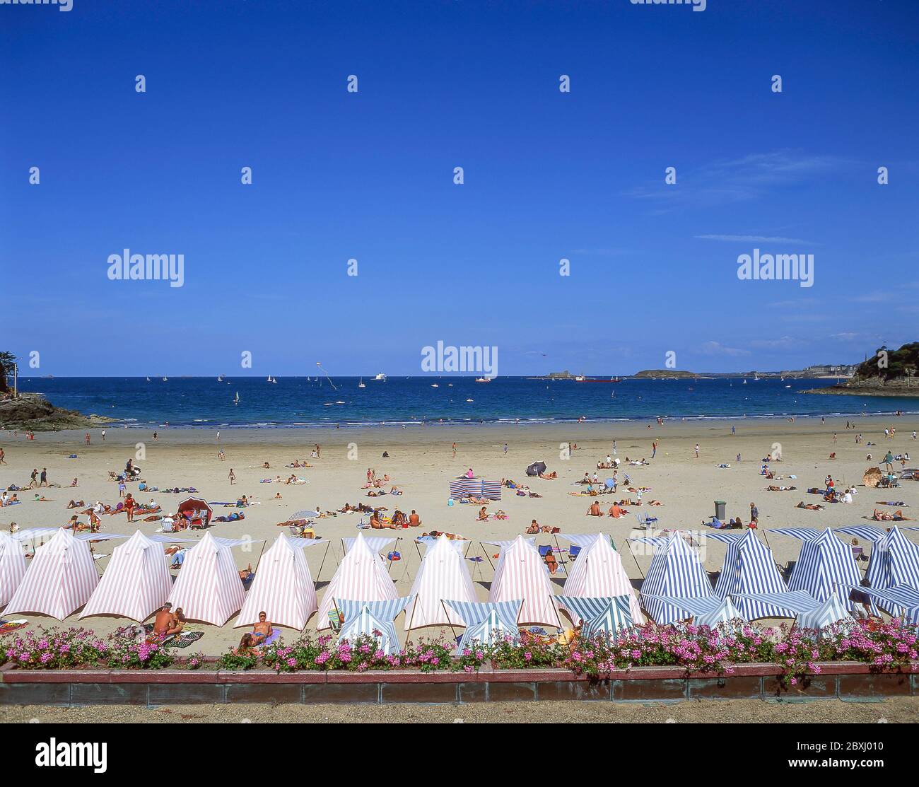 Vintage beach changing tents on Plage de l’écluse, Dinard, Ille-et ...