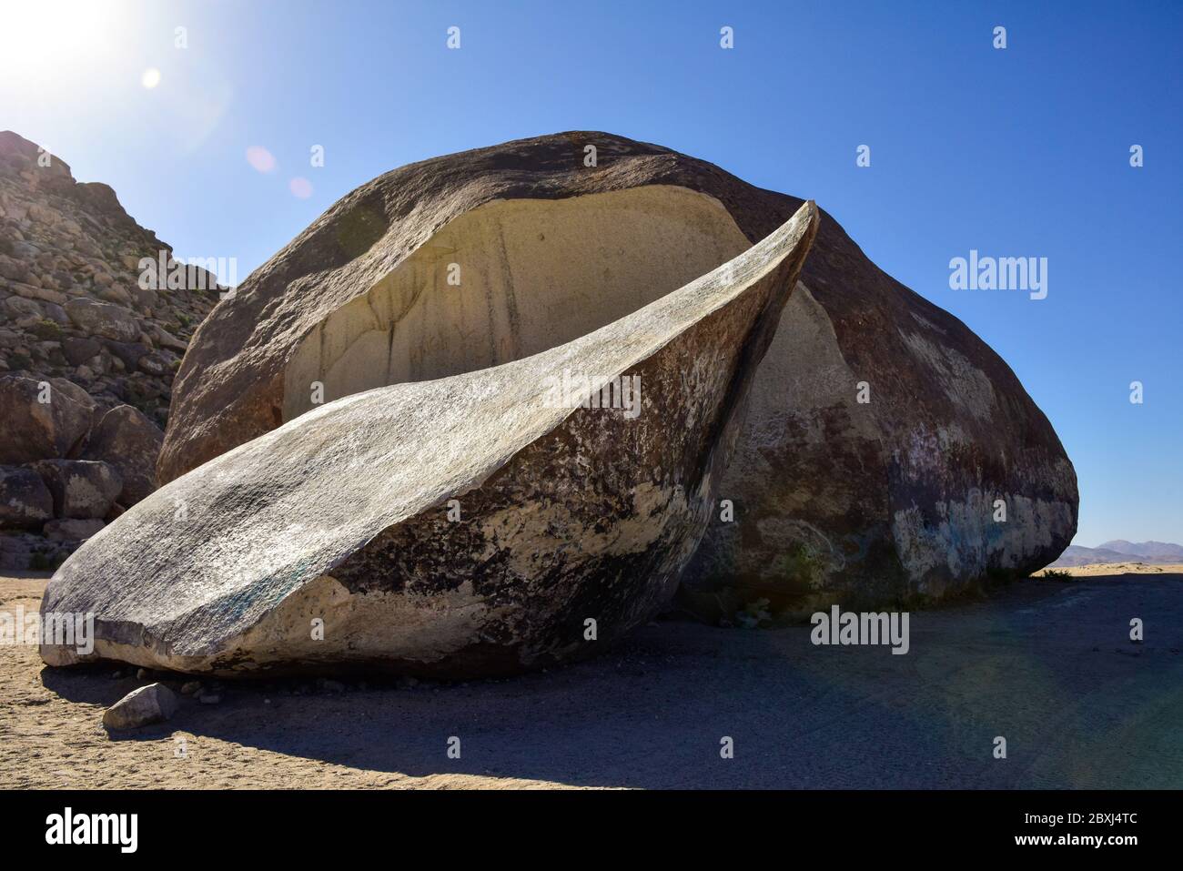 Giant Rock in the mojave desert Landers, California Stock Photo - Alamy