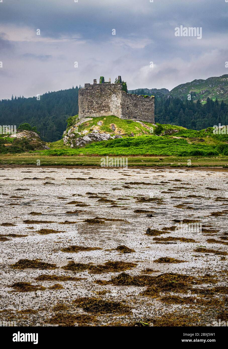 Castle tioram hi-res stock photography and images - Alamy