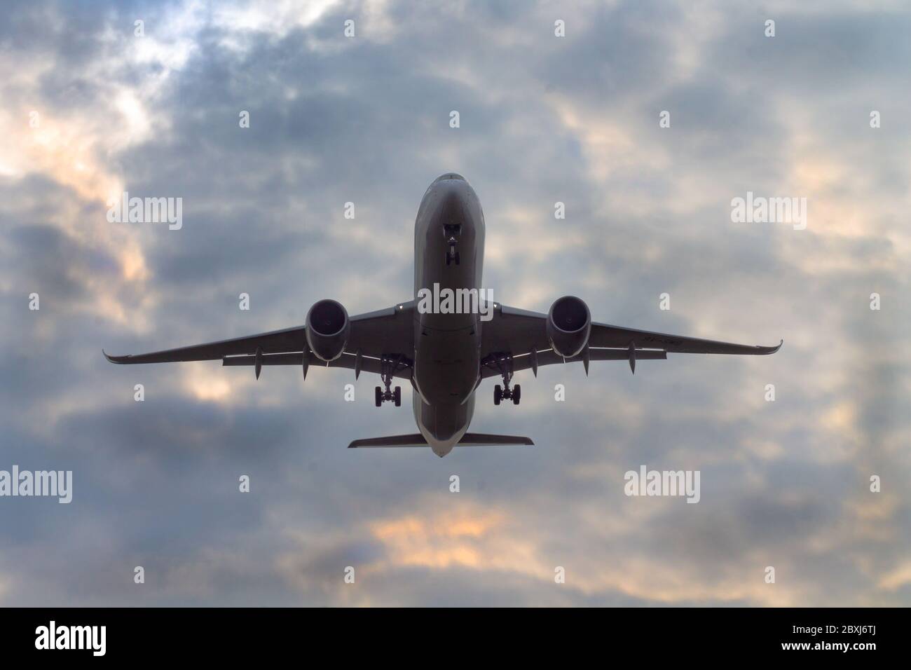 Aeroplane transportation flying landing runway hi-res stock photography ...