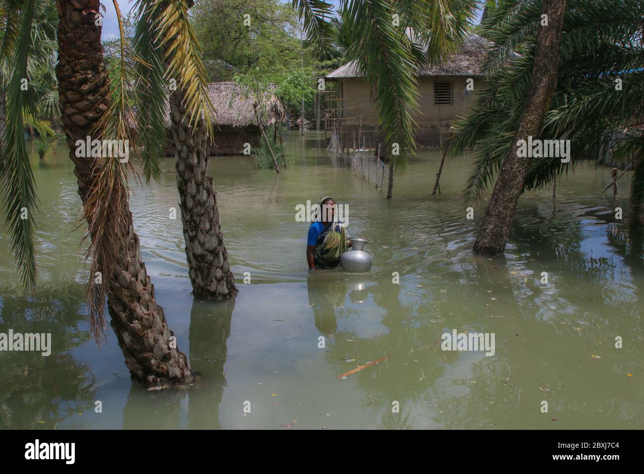 Assasuni, Satkhira, Bangladesh. 5th June, 2020. An woman holding an ...