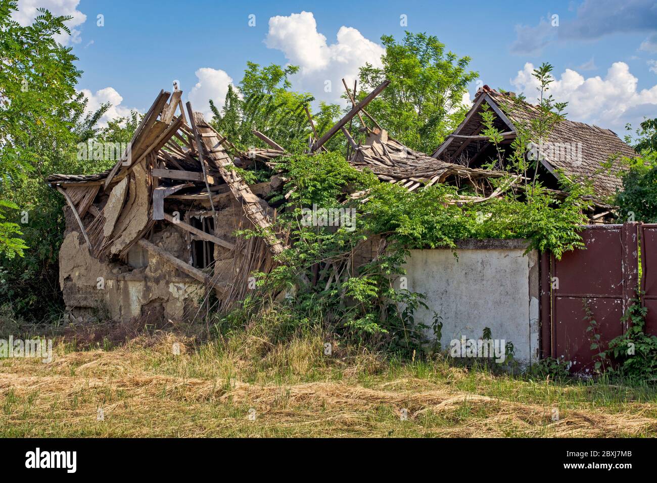Ruins of an old house that has collapsed due to deterioration Stock ...
