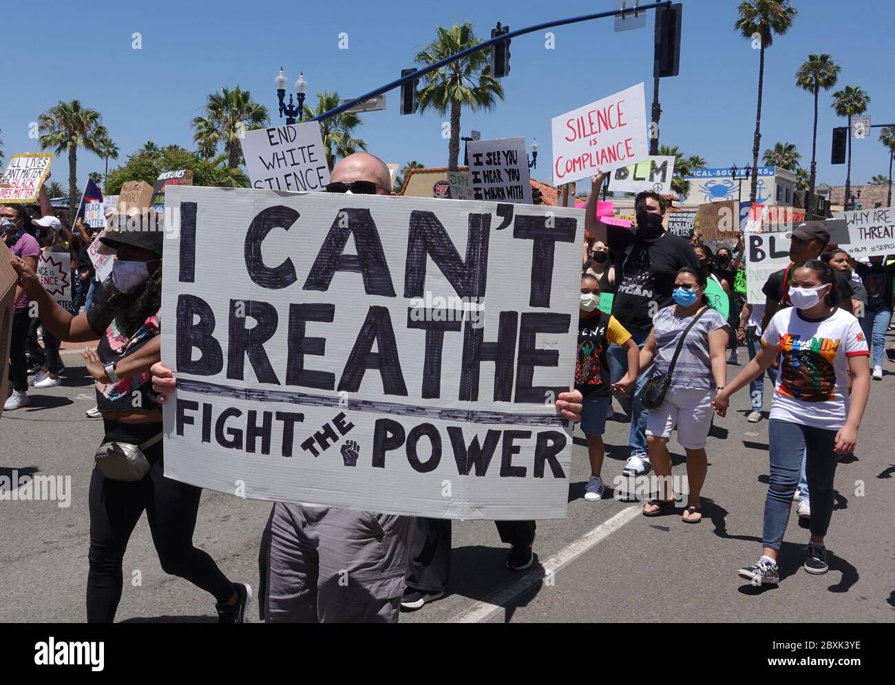 Protesters holding protest signs hi-res stock photography and images ...