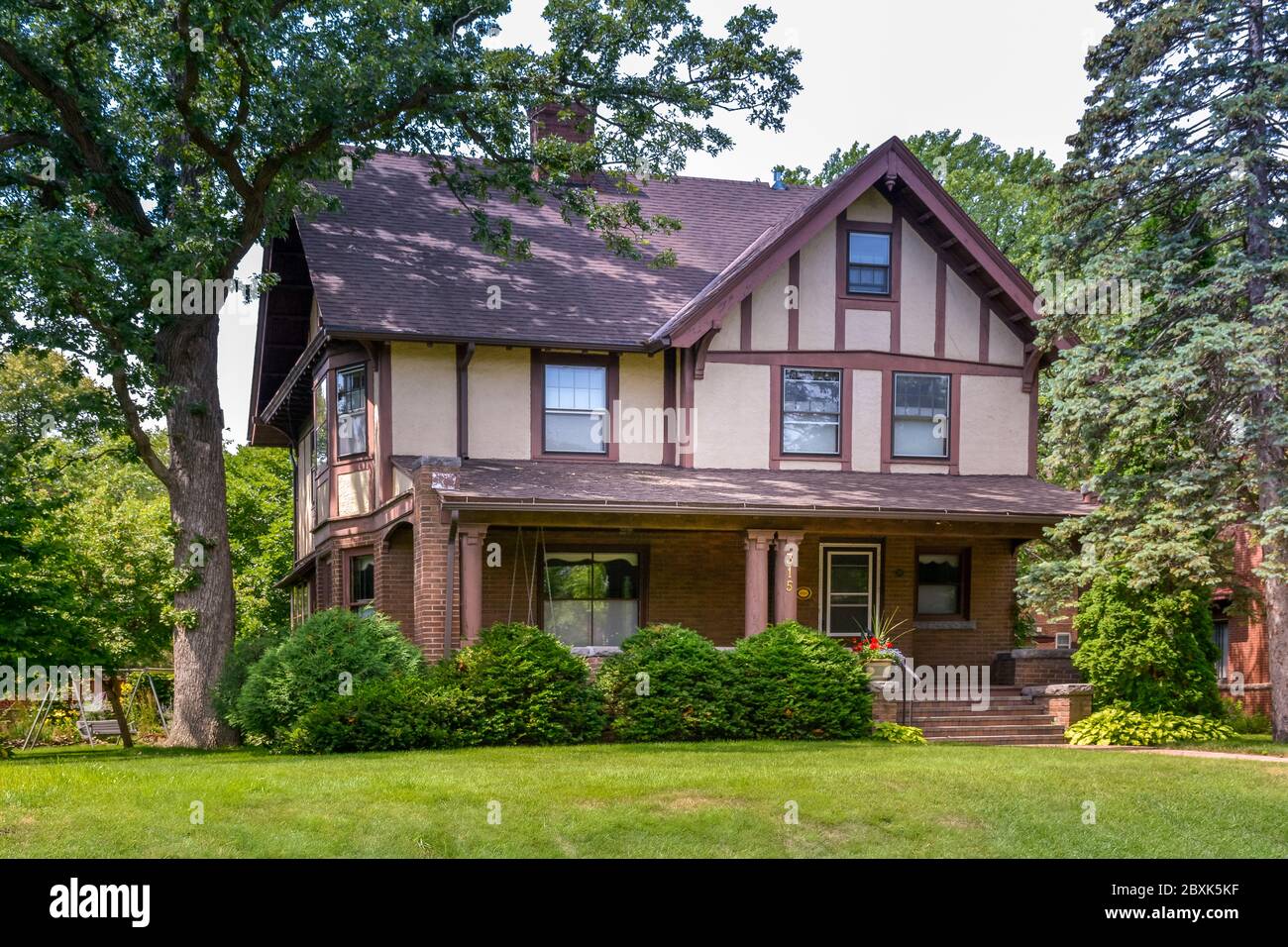 Big person small house hi-res stock photography and images - Alamy