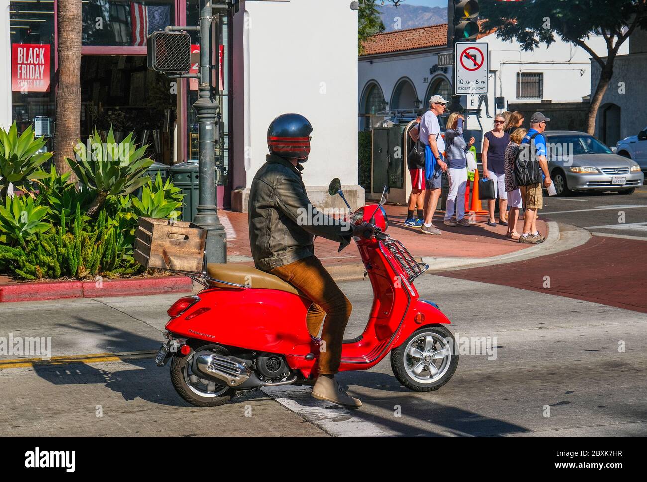 Vespa and architecture hi-res stock photography and images - Alamy