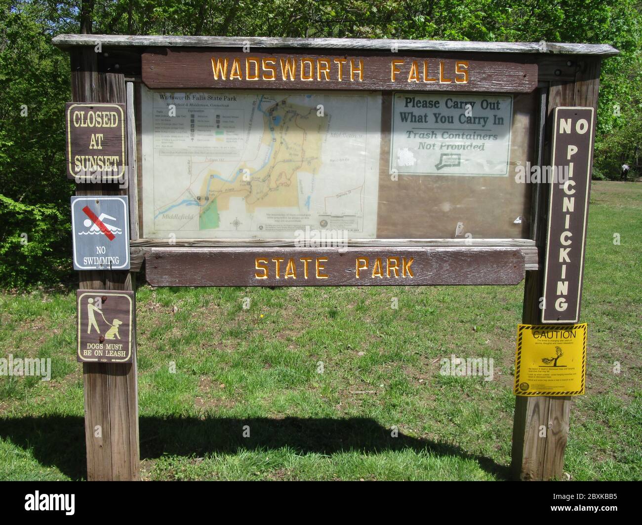 Middlefield & Middletown, Connecticut: Signs welcoming visitors to ...