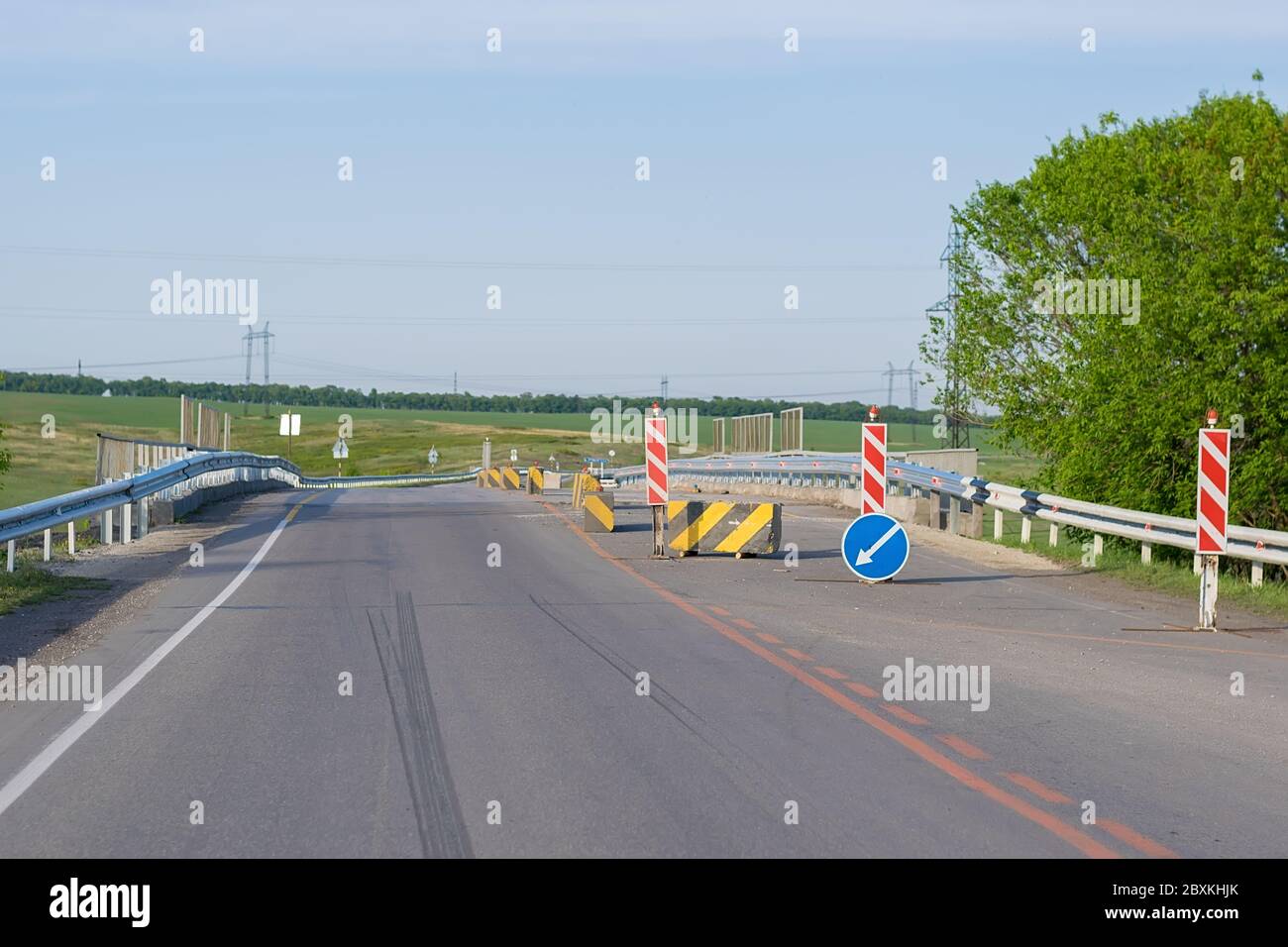Road signs, detours, repairs, narrowing of the road on the paved road ...