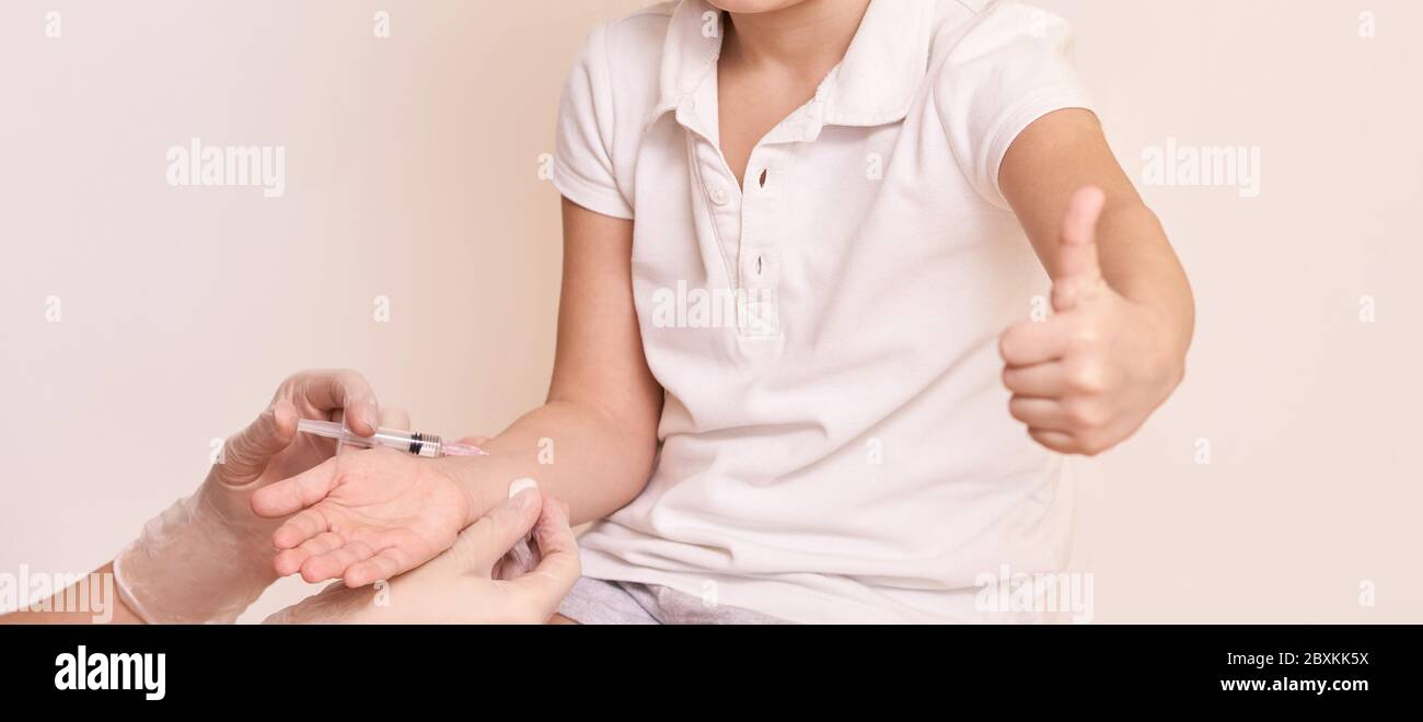 Doctor do injection to young girl. Kid immunization Stock Photo - Alamy