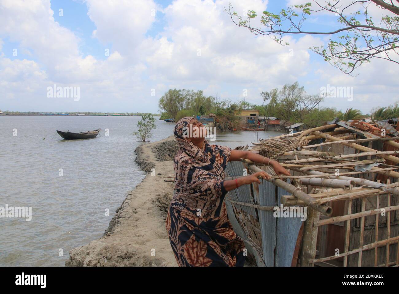 Assasuni, Bangladesh. 05th June, 2020. A helpless woman puzzled after ...