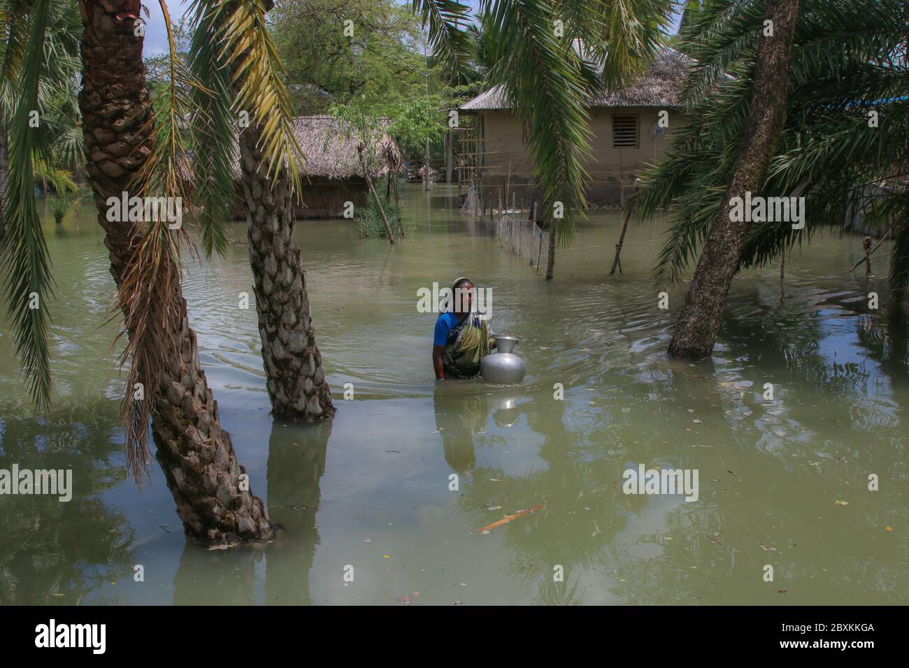 Assasuni, Bangladesh. 05th June, 2020. An woman holding an empty pot ...